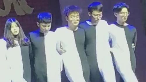 大学室友开学晚会的节目表演,彻底让他们丧失择偶权,连男生都看不...