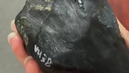 90后小哥,非要切开祖传6代的翡翠大原石,能不能翻身就在这一刀!