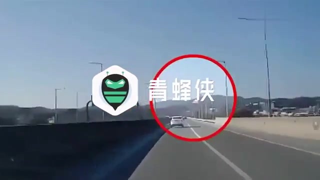 韩国一战机坠毁现场黑烟滚滚车载记录仪拍下惊险瞬间