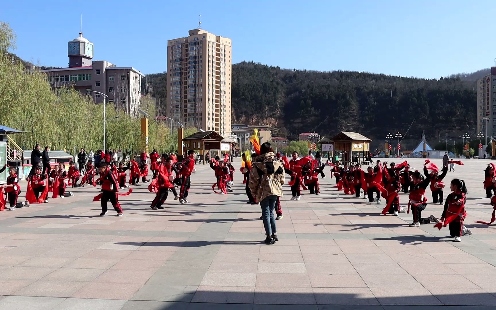安塞腰鼓张海学教学视频,第一小学腰鼓大赛,四9班个人技巧下功夫练习...