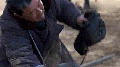 大叔在抽油机等了一夜,最后却睡着了,早上醒来时竟然流出了石油