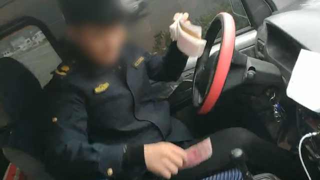 官方回应城管当街锁车罚200现金:票据没问题,3人已停职检查