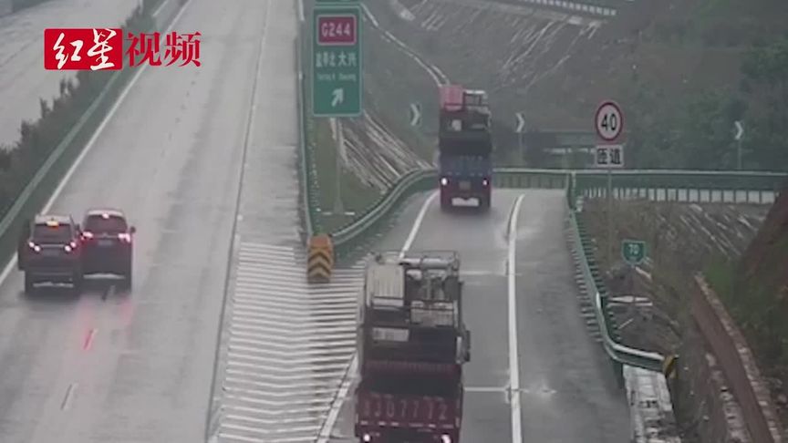 这位司机在高速上倒车 因错过了出口 与后车发生碰撞被扣12分