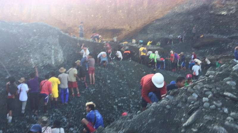 缅甸翡翠原石挖矿现场:现挖现卖,当场成交!