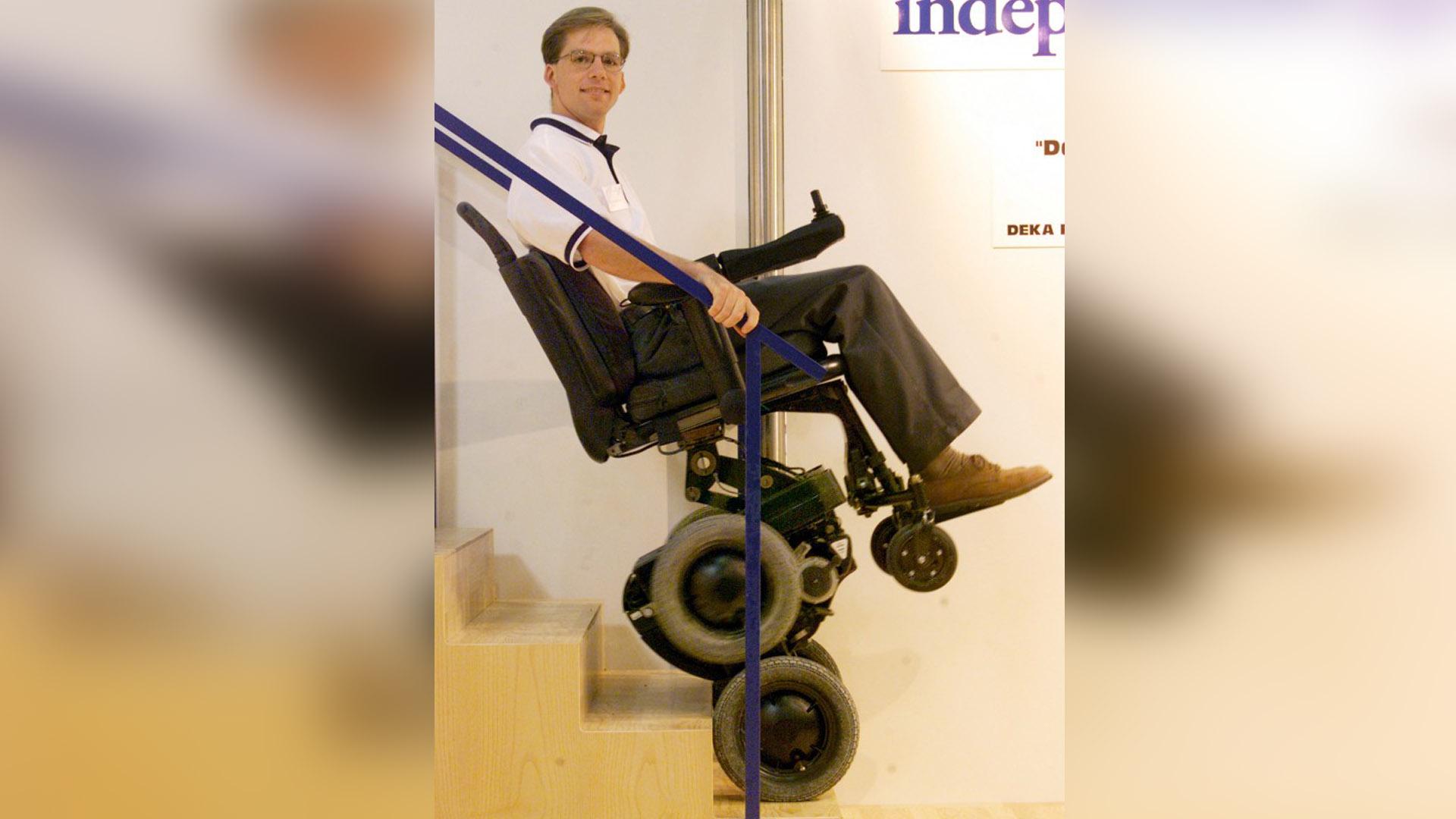 残疾人终于可以无障碍出行了,这款四个轮子的轮椅爬楼梯非常轻松