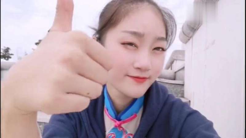 学校舞蹈团演出,小姐妹跳起“广场舞”,大妈们纷纷拍照
