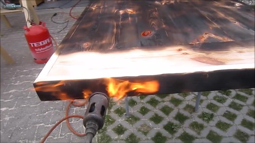 一张实木的桌子,纯手工打造,看着就很结实