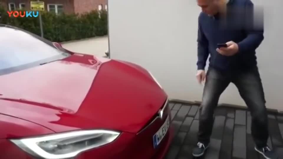 男子用身体测试特斯拉的安全性能