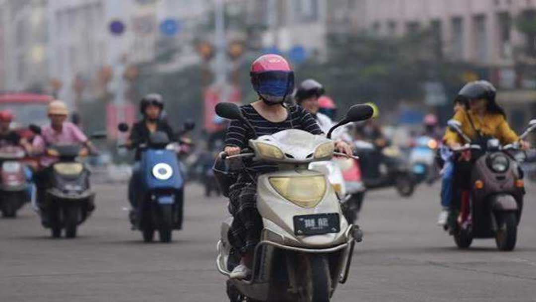 电动车主未佩戴头盔被罚50元,车主不服:交警不也没戴头盔吗?