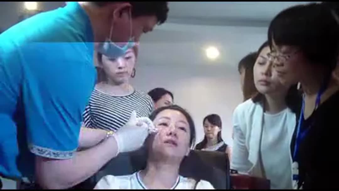 美女做美容打针注射