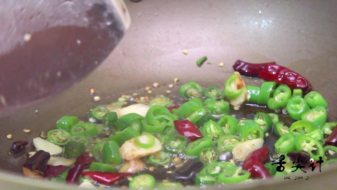 莲白这样做,包你没吃过,口感酸辣爽脆,全家都爱不释口!