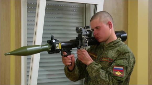 教室里面玩这个,训练而已!实拍俄罗斯武器装备模拟器训练