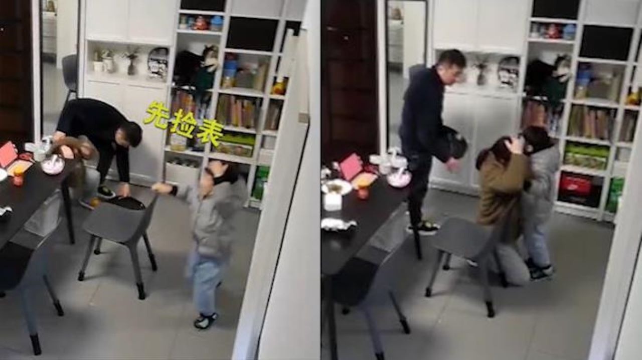 钟掉下来砸中妈妈和儿子,爸爸第一反应是先捡表,母子俩抱头安慰