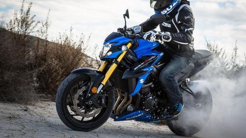 又一中量级街车!四活塞卡钳,599CC四缸水冷引擎,双排气更耀眼