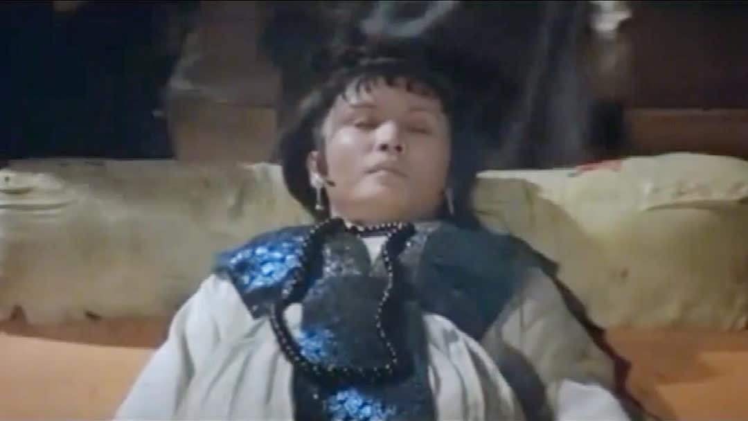 鬼画符:小姐被鬼上身,法师在她身上放串佛珠,一念经文就有反应