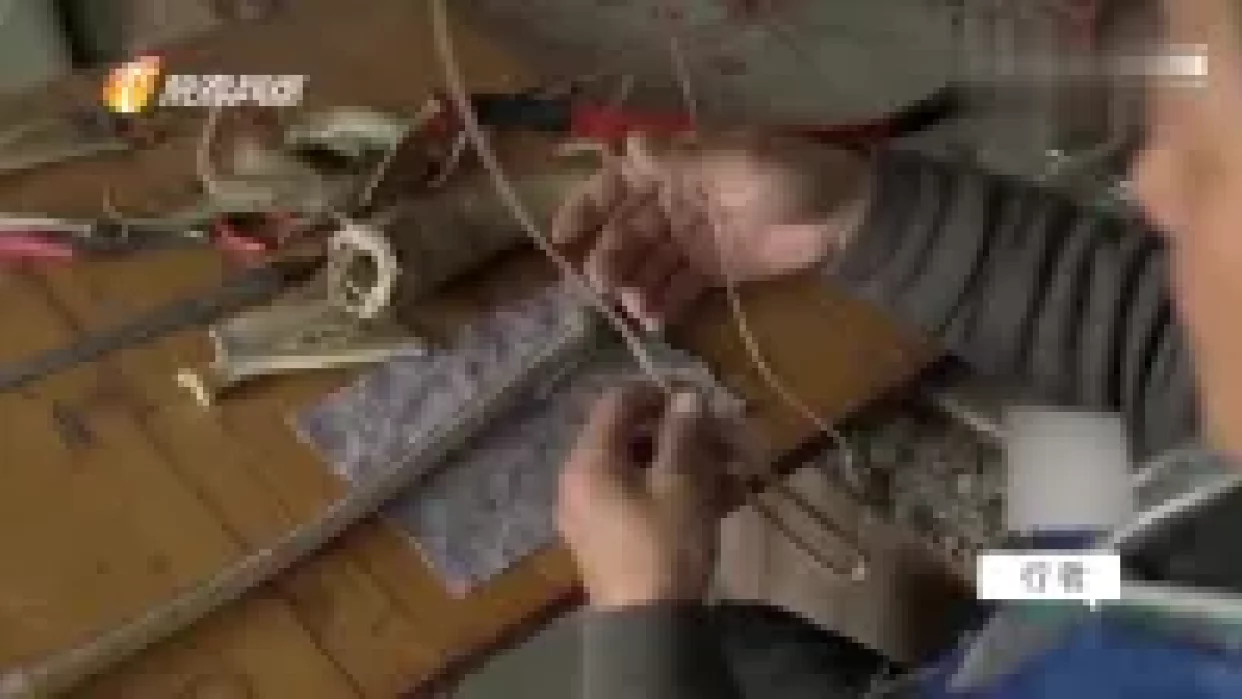 制作弓箭,上弦是个力气活,需要使用全身的力气