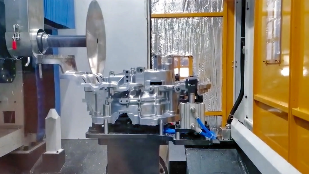 中大型压铸件水口料柄锯切去除自动化设备