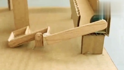 DIY手工制作的自动升降机模型,用来运输东西很方便