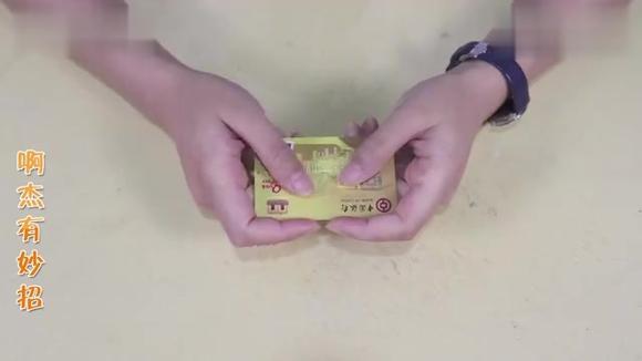 用银行卡取钱时, 牢记这4点很重要, 不然里面的钱可能就没有了