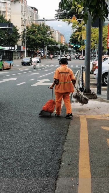 应该受到尊重的群体,我们的美好生活离不开他们的辛勤汗水