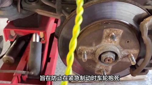 驾驶装有ABS的汽车如何采用制动,(防抱死刹车系统)的汽车时