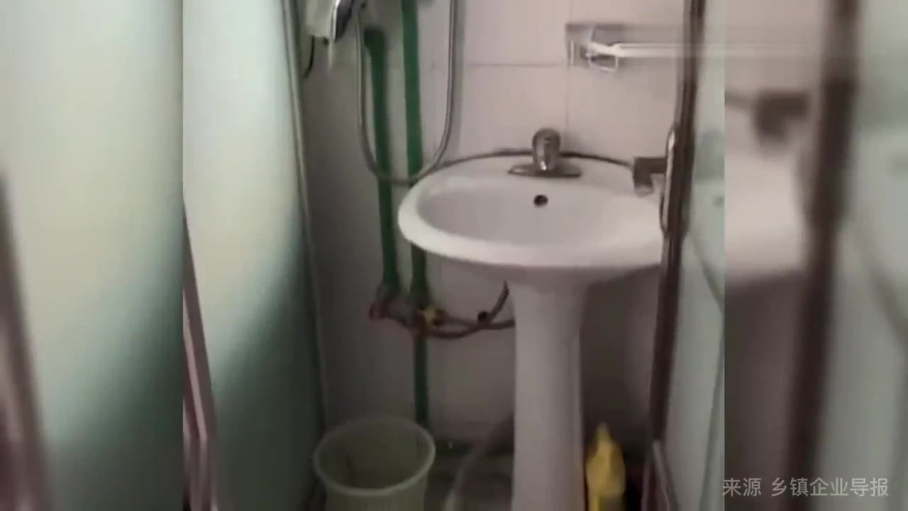 卫生间硬塞一张床网友:明明就是个卫生间非要硬塞张床进来