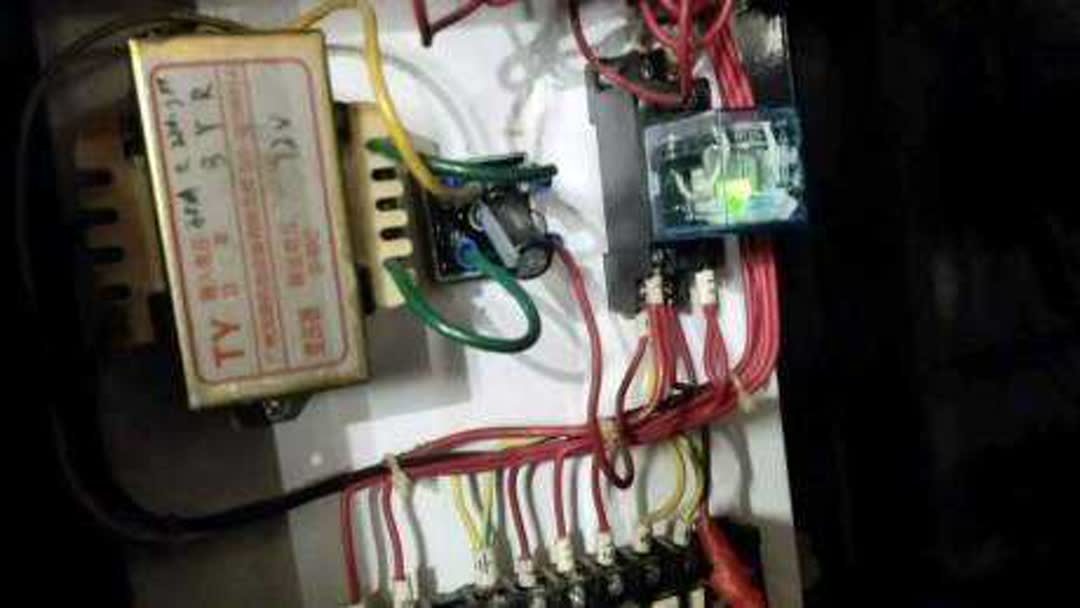 中间继电器控制电路经常出故障,长期处于高频工作状态,不坏才怪