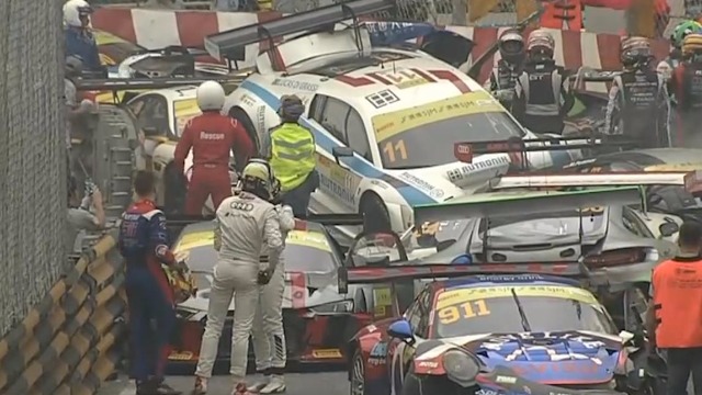 跑车比赛更需要注意安全,折了一辆车,后面的全都出事了