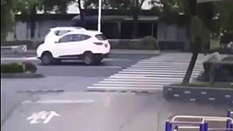 汽车发生连续翻滚,正巧从人背上滚过,这名男子毫发无损