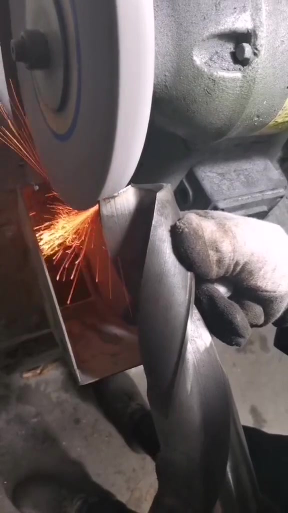 磨钻头看师傅怎么磨