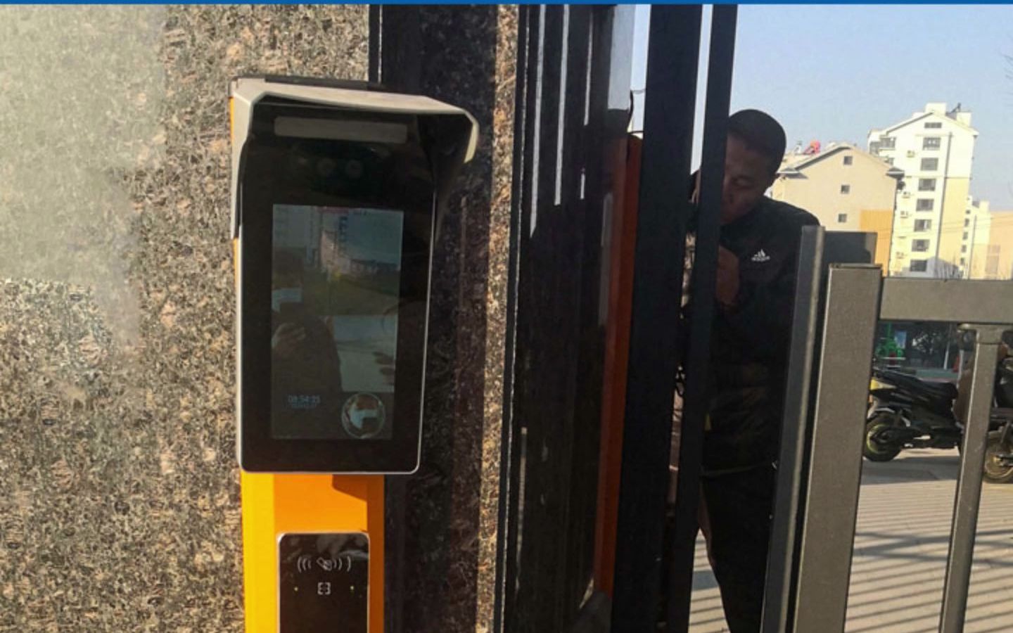 为什么小区门禁有了人脸识别还有安装二维码门禁呢?