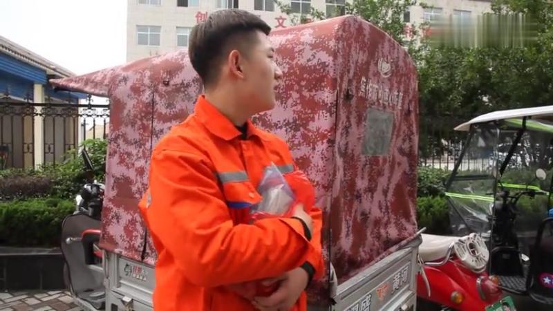 环卫工捡10万现金,苦等失主8小时,谁知失主来就把钱扔垃圾桶里