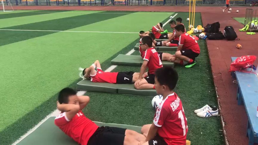 孩子们做仰卧起坐,加油