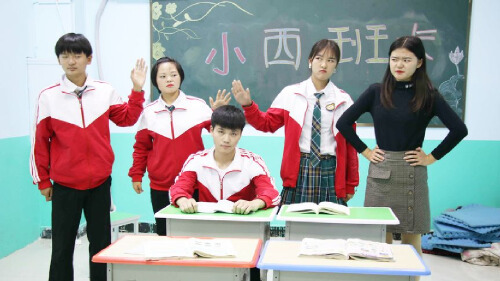 教导主任扮成学生坐班里听课,没想却被学生协同整惨!过程太逗了