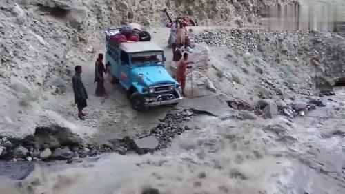 用一根细绳拉着就敢过,真佩服司机的勇气