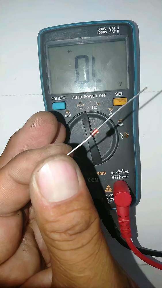 做了个小电路,测量一下稳压二极管的稳压值