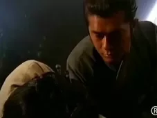 女子发现山洞里流出的水都是黑色的,穿越男一看,居然是石油!