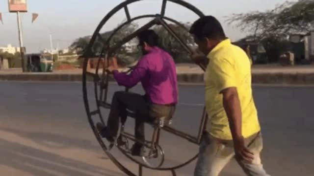 印度牛人发明的单轮自行车,自以为能跑80公里,骑上去我就笑了