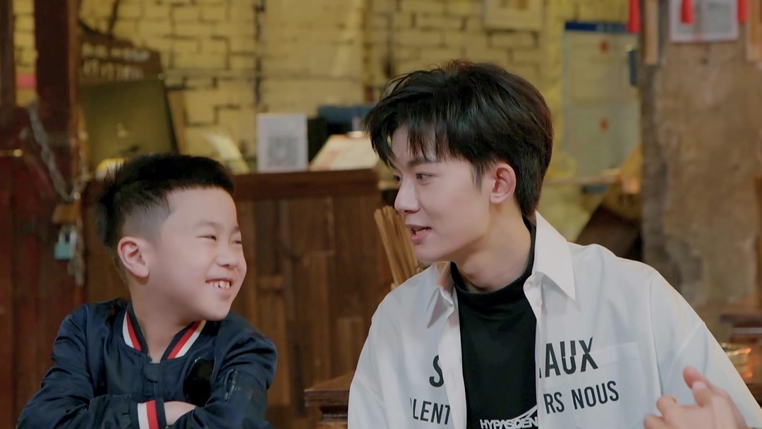 《春日酱》“魔鬼”李明德要检查孩子作业 在线学习炒火锅底料