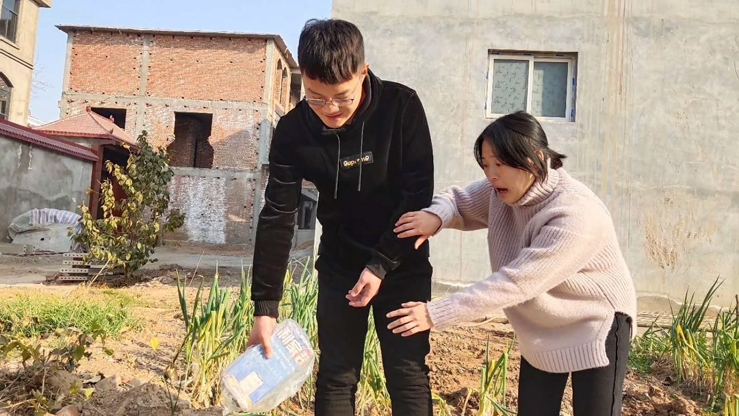 女孩路边捡到10万现金,苦等五小时归还,被失主扔进垃圾桶