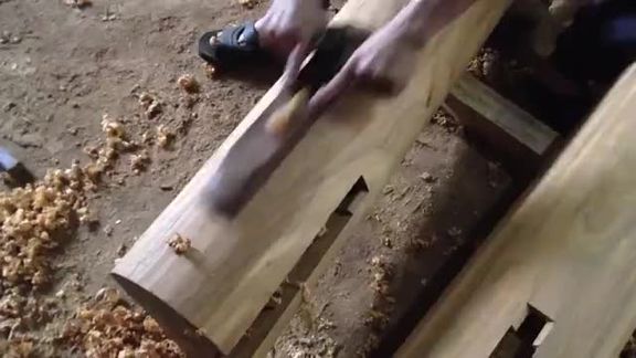 传统木工手刨技术十分了得,新手是做不来这样整木刨圆的