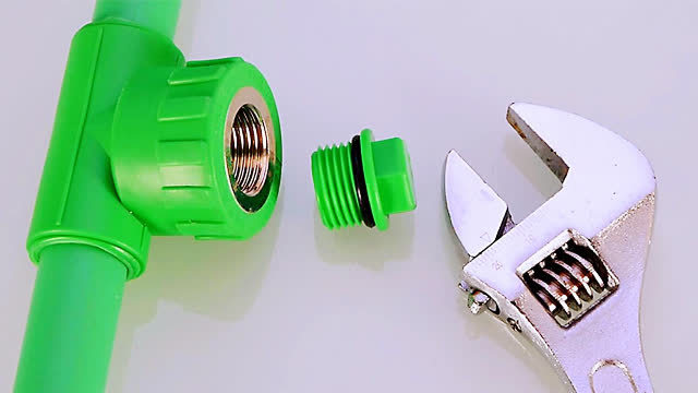 缠生料带一定要用这种锥形手法,水电工必学小技能