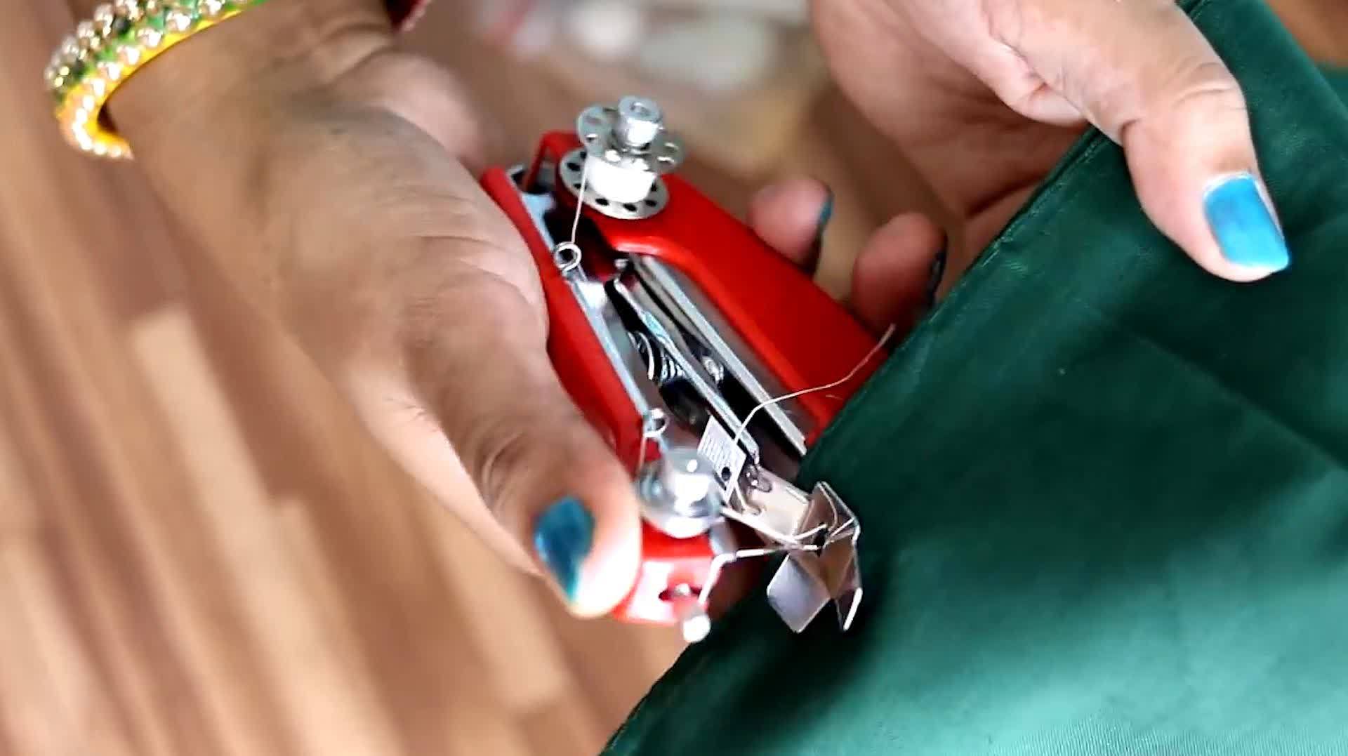 世界上最迷你的缝纫机,只有巴掌大小,看上去好像订书机一样