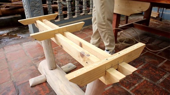 废材经过木匠独特的设计和改造,摇身一变充满艺术气息的木桌