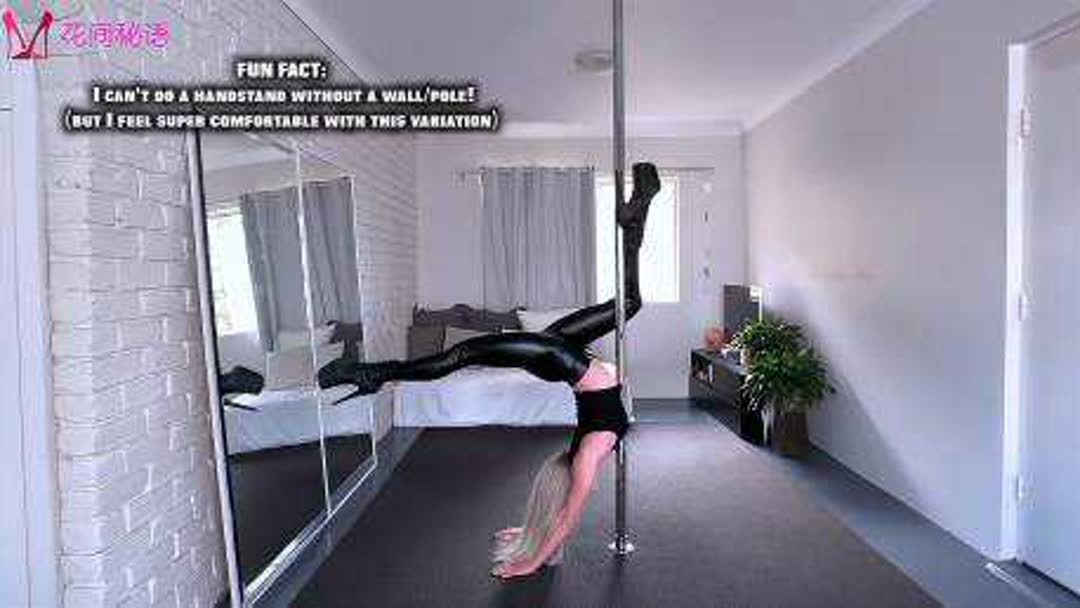 能穿着超高的高跟鞋跳钢管舞,这功力实在是不一般!