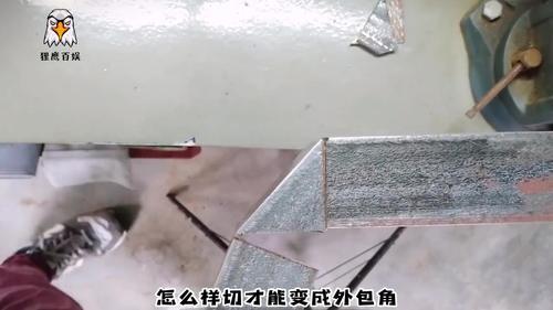 角铁在不切断的情况下变成外包角九十度直角弯,小伙靠这个手艺半年...