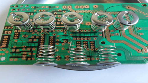 为什么要在电路板上设计一个弹簧，作用是什么？今天算长见识了