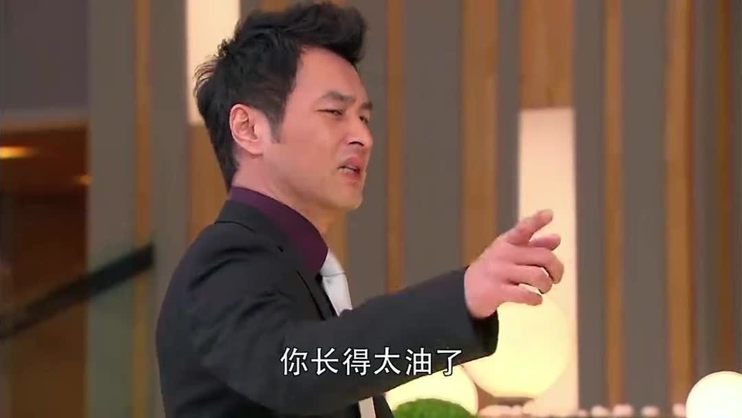 前台上班开小差被总裁逮着,还被嫌弃长得太油了,真是毒舌!