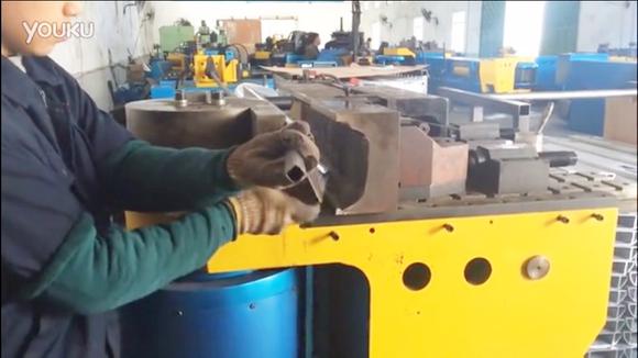 114液压弯管机工作视频(大型铝型材弯管)表面光滑,不起皱 异形弯管机,...