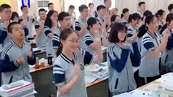 高中生室内课间操《大王叫我来巡山》,前排女生跳得真好看
